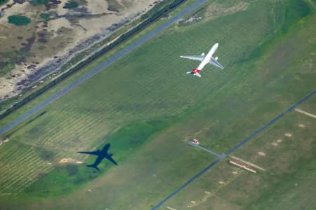 Aerial Photography Qantas Take-Off - Airview Online